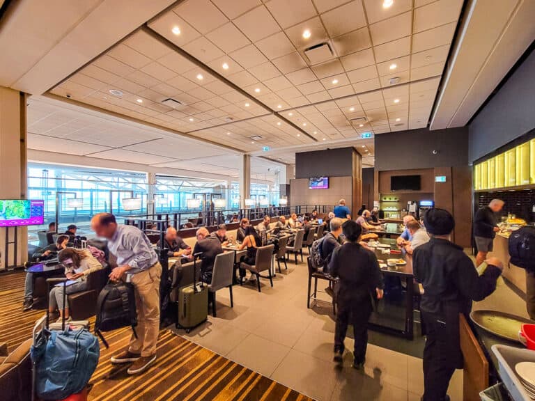 Review : Plaza Premium Lounge (domestic flights), Vancouver ...
