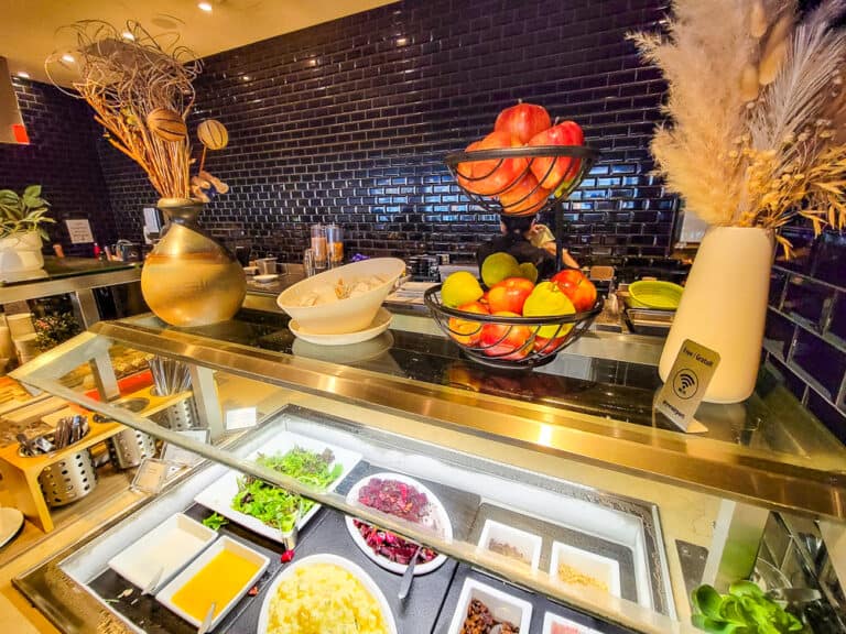 Review : Plaza Premium Lounge (domestic flights), Vancouver ...