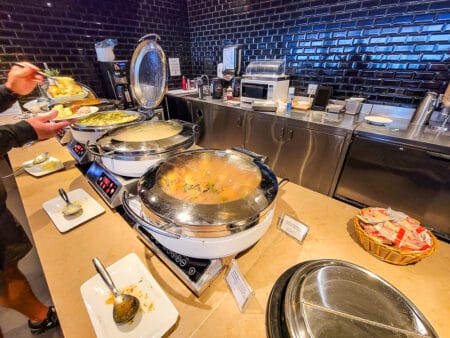 Review : Plaza Premium Lounge (domestic flights), Vancouver ...