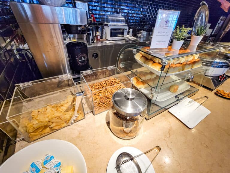 Review : Plaza Premium Lounge (domestic flights), Vancouver ...