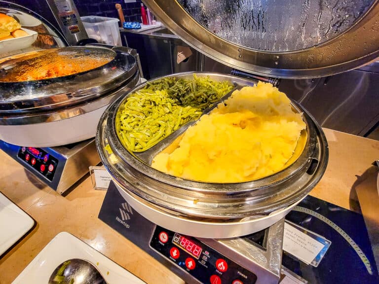 Review : Plaza Premium Lounge (domestic flights), Vancouver ...