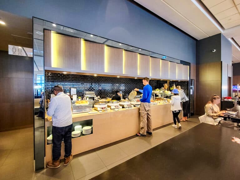 Review : Plaza Premium Lounge (domestic flights), Vancouver ...