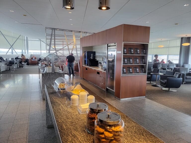 Review: Air Canada Maple Leaf Lounge, Ottawa (YOW) | Milesopedia