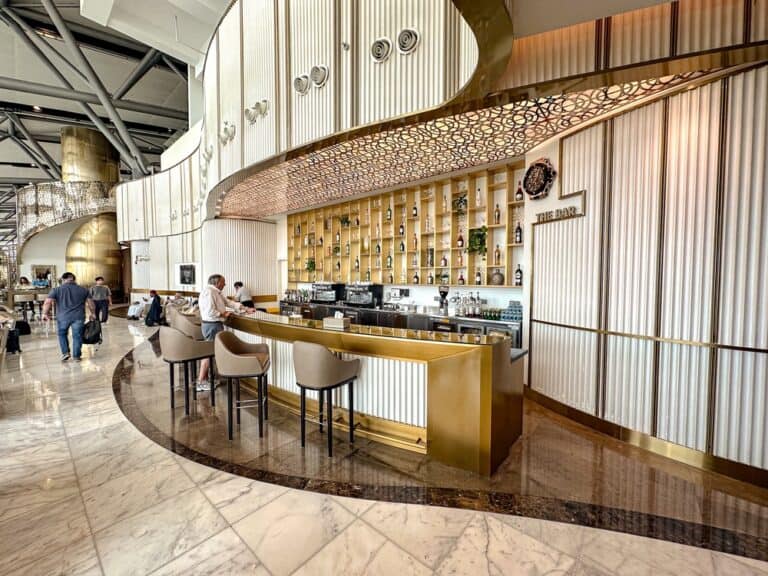 Avis : Salon Banque Nationale à YUL, Aéroport international Montréal ...