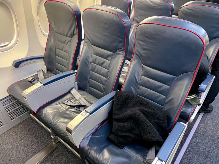 Review : Arajet Boeing 737 Max 8 | Economy Class | YUL-SDQ | Milesopedia